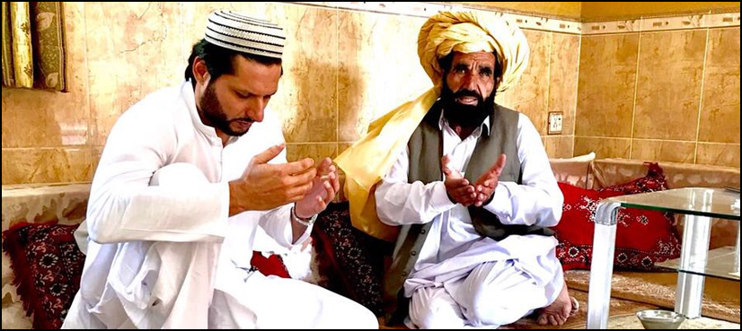 Afridi meets Naqeeb Mehsud's father, offers condolences